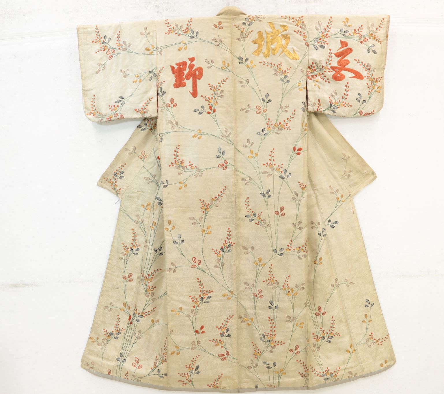 白綸子地萩散小袖 kosode (short sleeved kimono) | 古裂會 (こぎれかい)